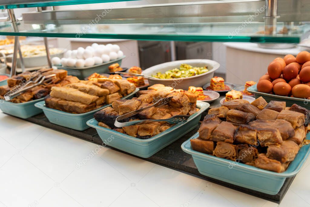 Desayuno buffet típico israelí en cualquier hotel. Jachnun o Jahnun ...