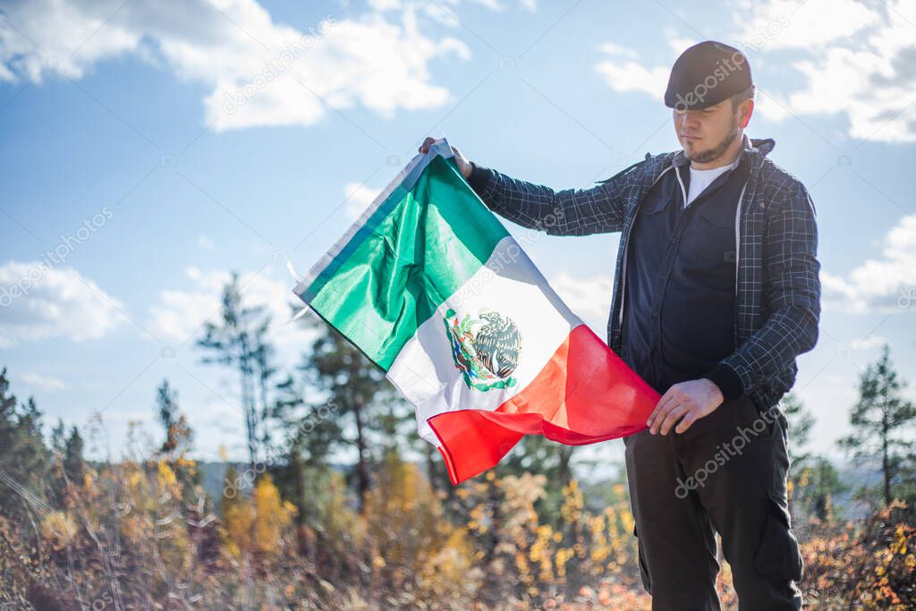 Hombre con bandera de México. "16 de septiembre. Día de la ...