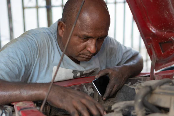 Mécanicien automobile africain images libres de droit, photos de Mécanicien automobile africain ...