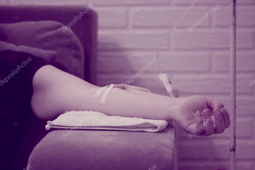 Mano de mujer con catéter para gotero, aguja utilizada para extraer ...