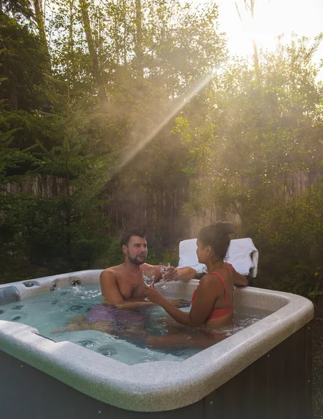 Hot tub couple images libres de droit, photos de Hot tub couple | Depositphotos