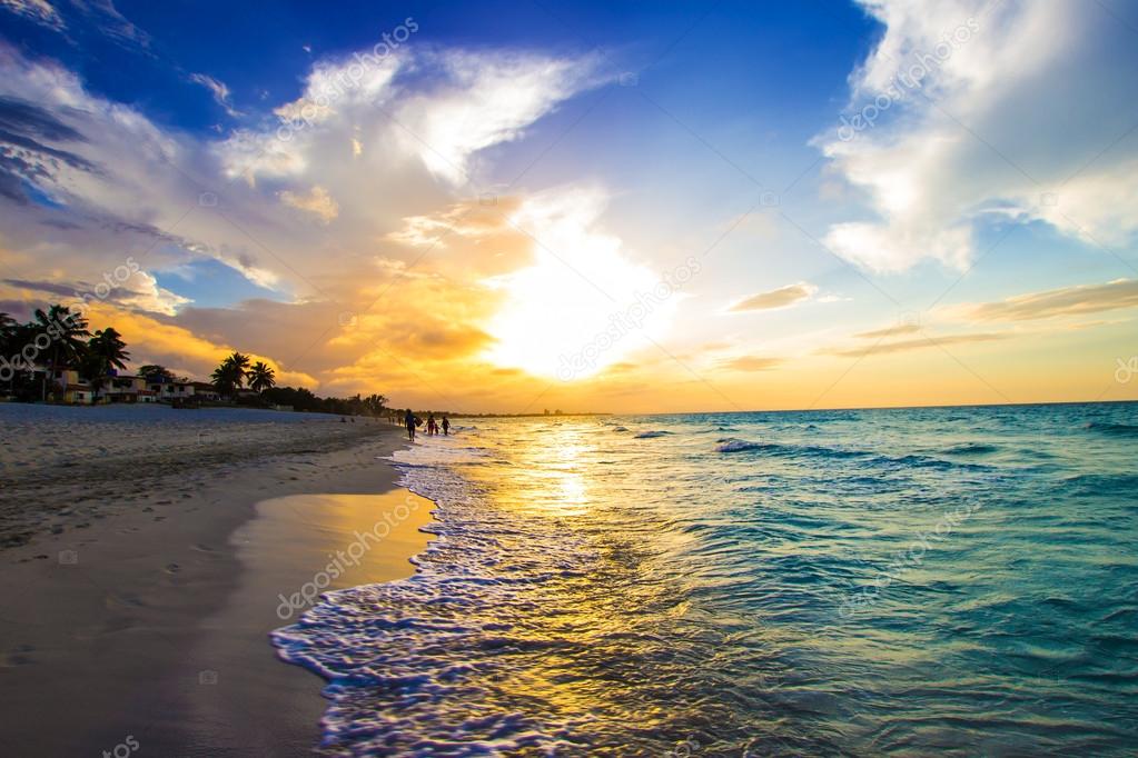 Playa al atardecer: fotografía de stock © Senohrabek #41209305 ...
