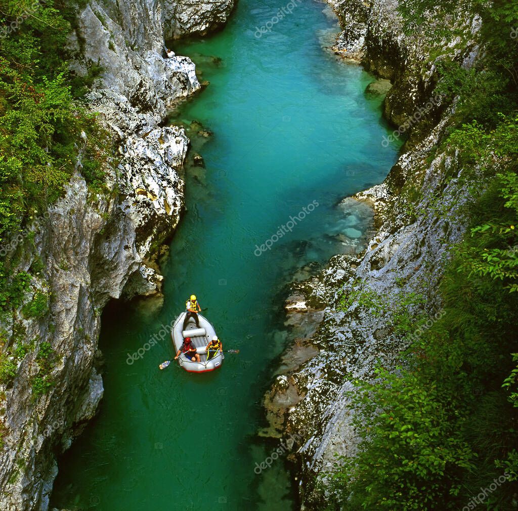 Rafting en aguas bravas en los rápidos del río Soca en el parque ...
