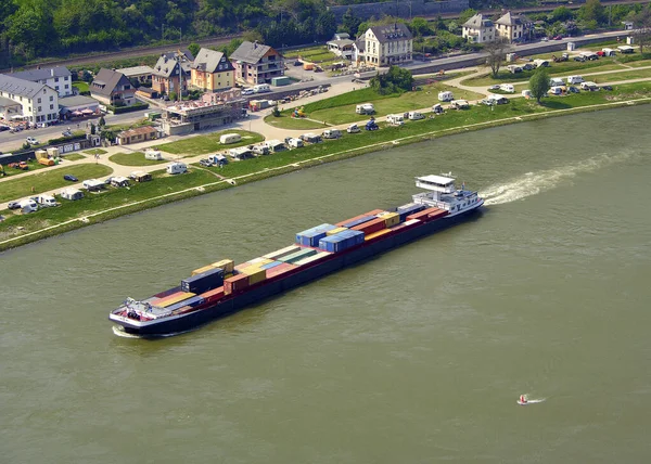 Embarcación de contenedores en el río Rin, Valle del Rin - Patrimonio ...