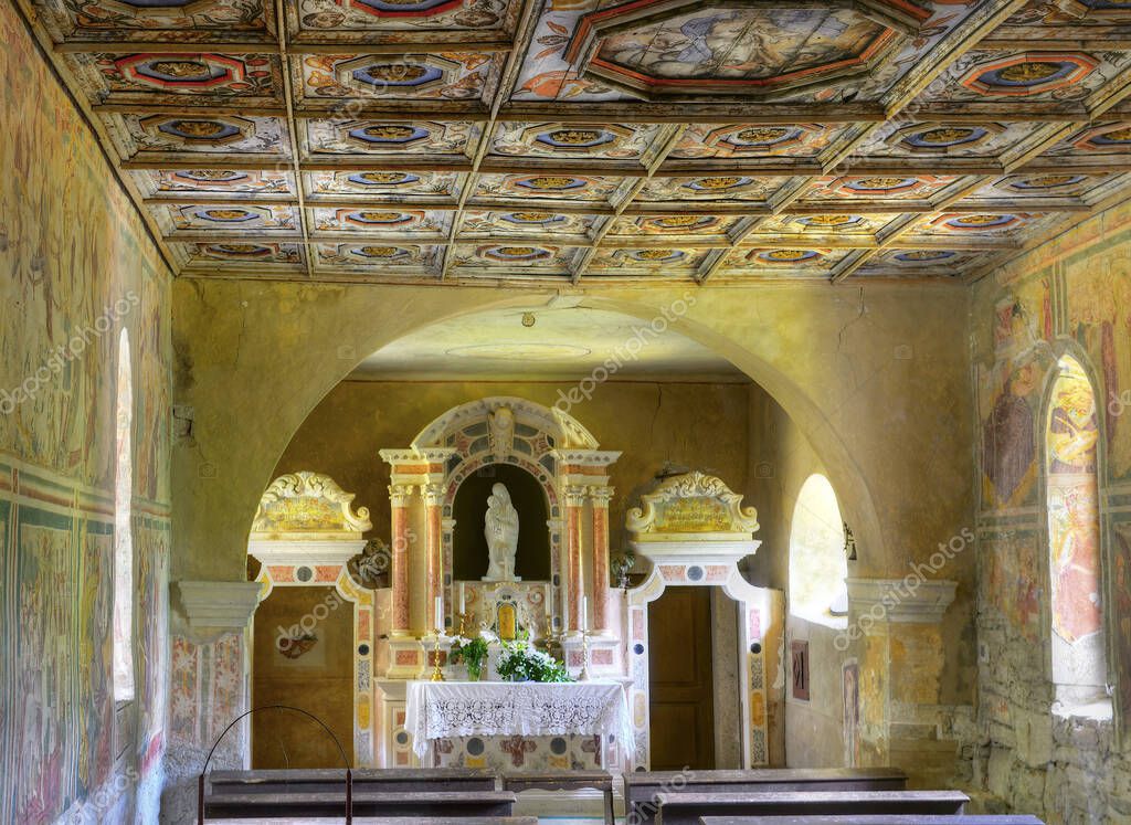 BERAM, CROACIA Capilla del cementerio de Nuestra Señora de las Rocas ...