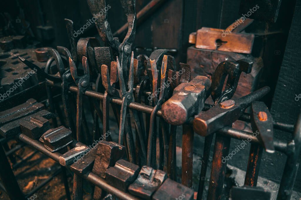 Herrajes e instrumentos herreros tradicionales. Concepto de trabajo en ...