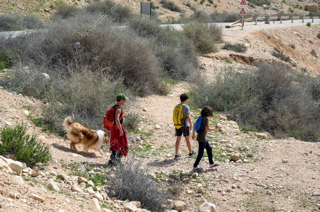CANYON EIN AVDAT, ISRAEL - 5 de marzo de 2022: Los turistas caminan en ...