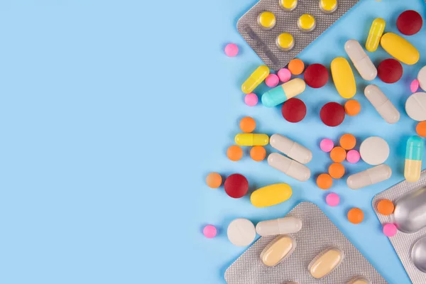 Surtido de píldoras, cápsulas y tabletas de medicamentos multicolores ...