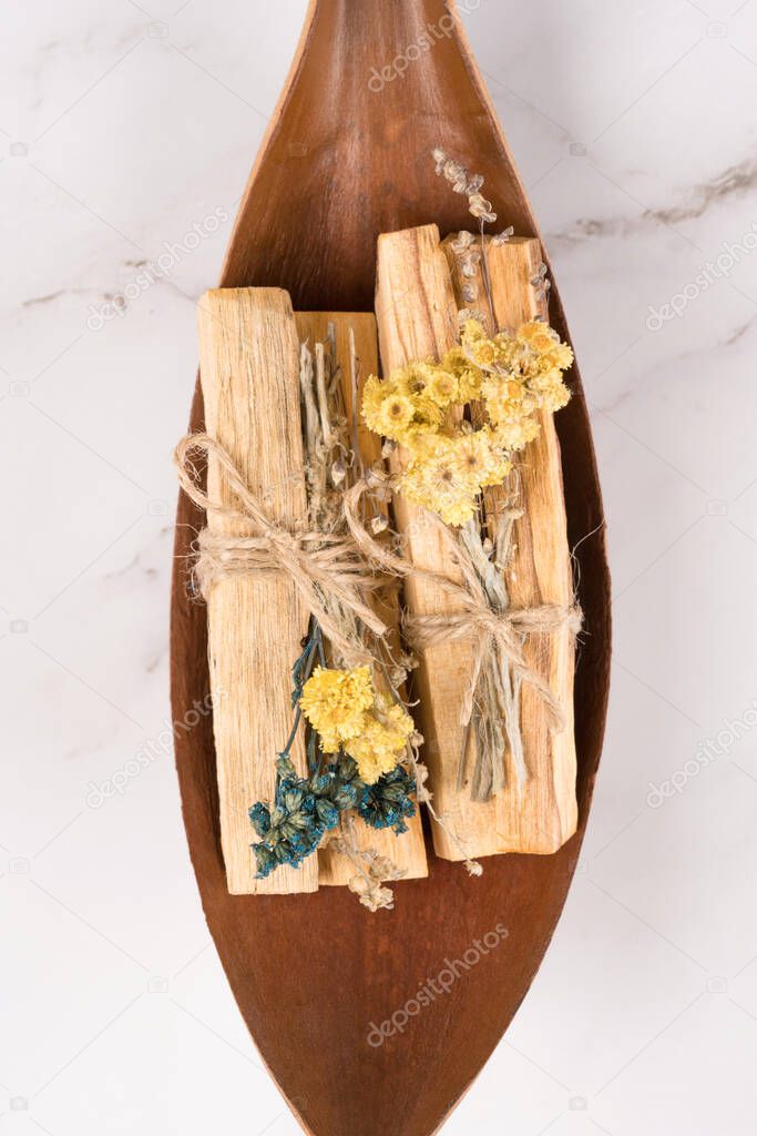 Manchado con palos de palo santo decorados con hierbas arom ticas secas. Ritual de fumigaci n de ...