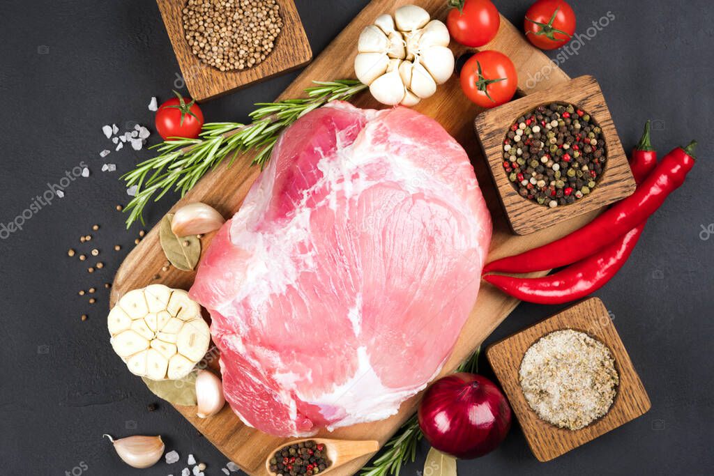 Hombro de cerdo crudo deshuesado listo para asar con condimentos y ...
