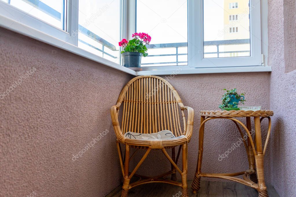 El interior del balcón. Renovación sencilla del balcón acristalado del ...