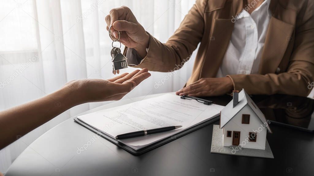 Modelo de casa con agente y cliente discutiendo por contrato para ...