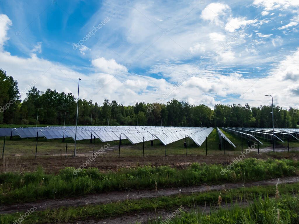 Campo de paneles solares fotovoltaicos que proporcionan energ a verde ...