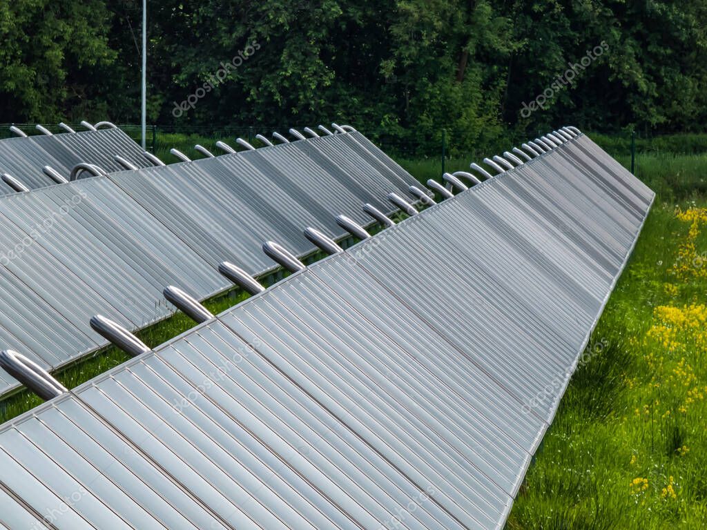 Campo de paneles solares fotovoltaicos que proporcionan energía verde ...
