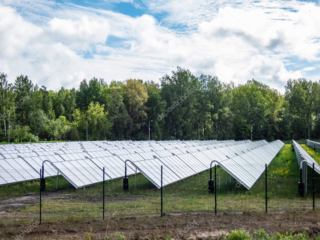 Campo de paneles solares fotovoltaicos que proporcionan energía verde ...