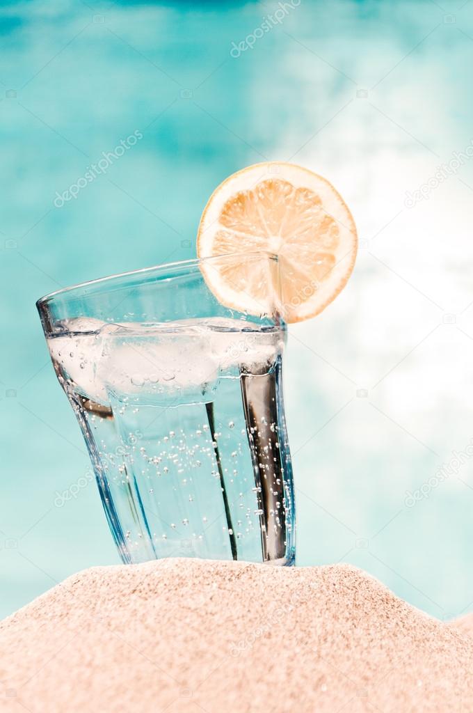 Bebida refrescante en la playa 2024