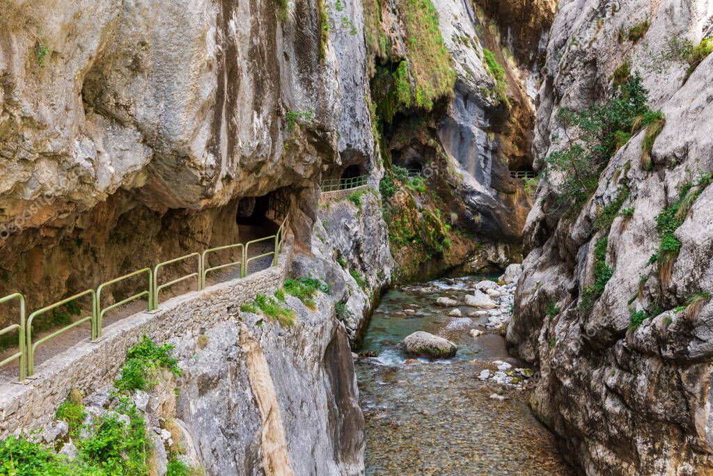Camino del río Cares, camino construido en la roca a base de túneles ...