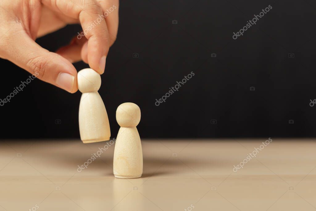 Figuras de madera humana fue elegido el liderazgo del trabajo en equipo ...