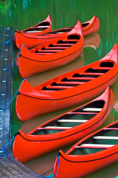 Red canoes fotos de stock, imágenes de Red canoes sin royalties | Depositphotos