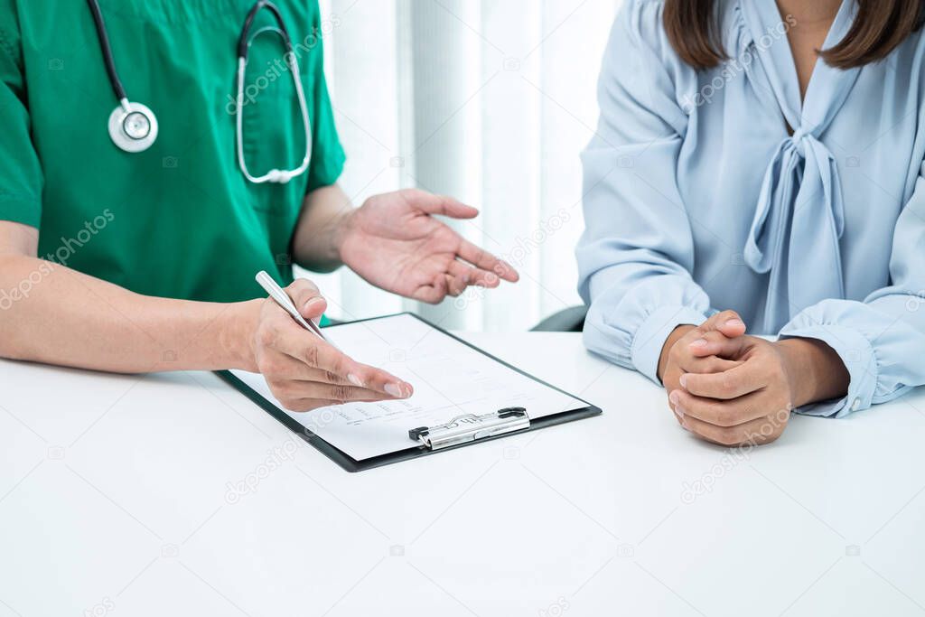 Médico presentando al paciente y comprobando los resultados del informe ...