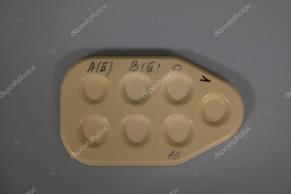 Vista superior cercana de una tableta vacía y limpia o una placa para ...