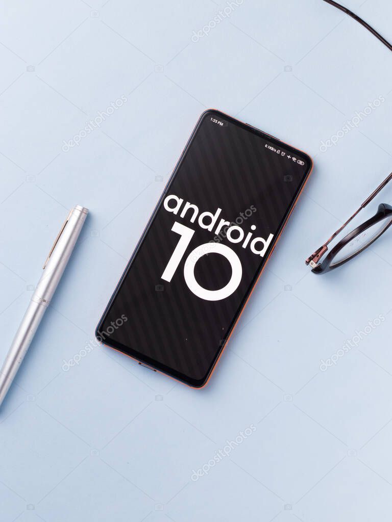 Teléfono con el logotipo de Android 10 Q que es el sistema operativo más nuevo de android ...
