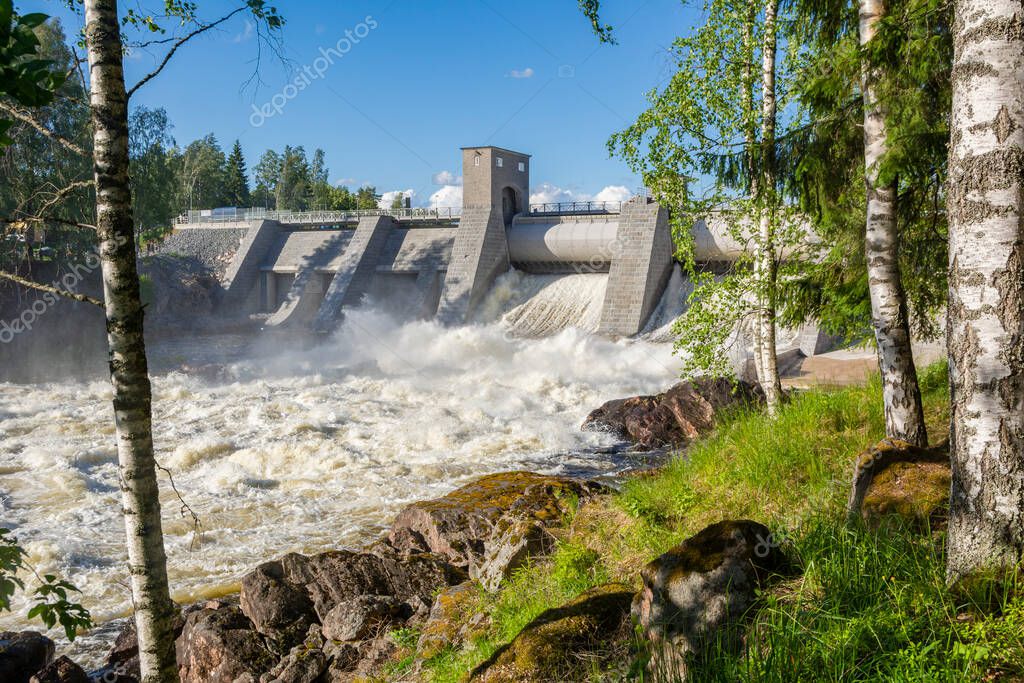 Vista del rápido Imatrankoski (Imatra Rapid) y la presa hidroeléctrica en verano, río Vuoksi ...