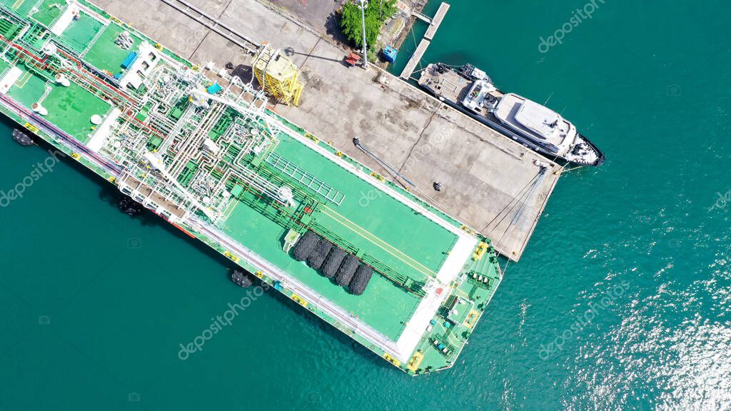 Buque cisterna de vista aérea en el puerto, logística de negocios de ...