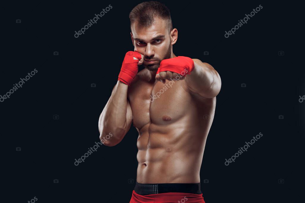 Vista frontal de un hombre deportivo con guantes de boxeo practicando ...