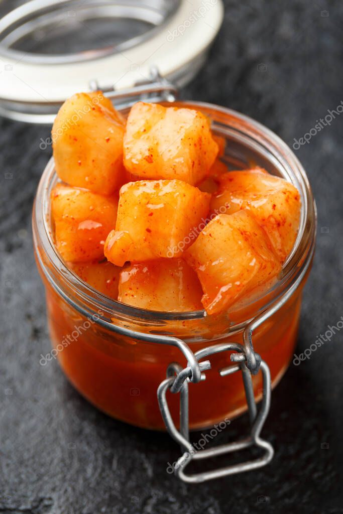 Kimchi de rábano fermentado coreano en frasco de vidrio. Alimento ...
