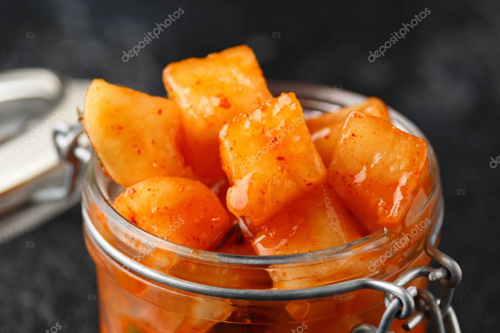 Kimchi de rábano fermentado coreano en frasco de vidrio. Alimento ...