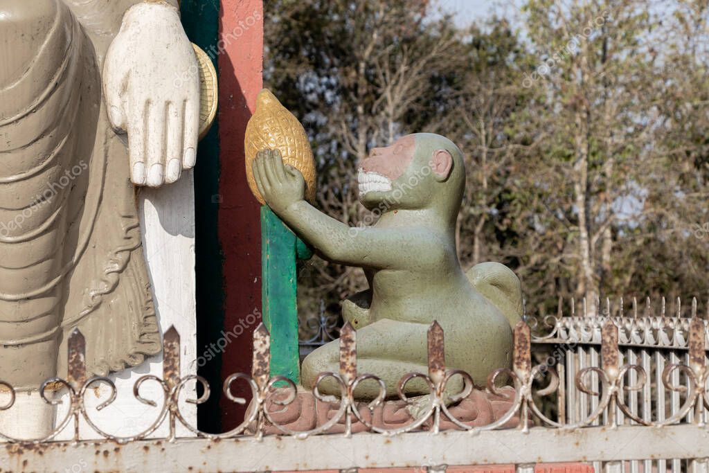 La estatua de un mono junto a la estatua de Buda en Shreenagar, Tansen ...