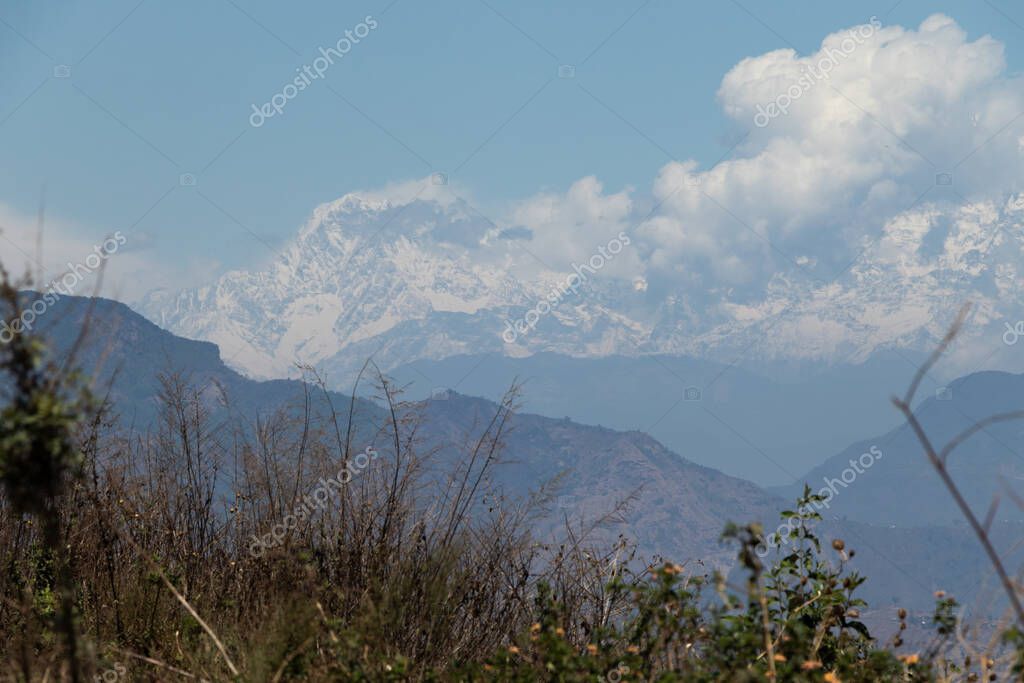 Hermosa cordillera y montañas ubicadas en Pokhara vistas desde Batase ...