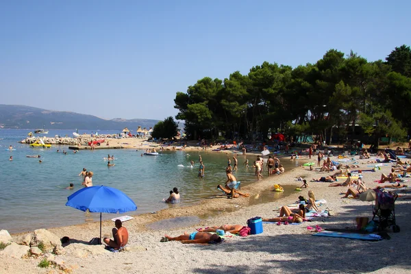 Mensen op het strand, eiland krk – Redactionele stockfoto ...