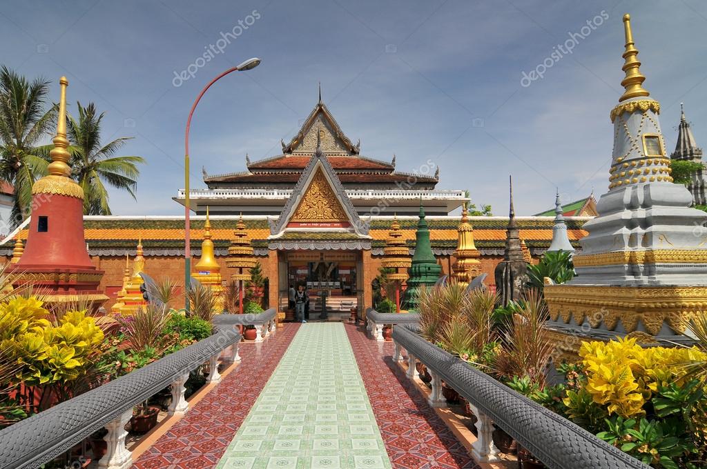 Wat Preah Prom Rath new temple at Siem Reap, Cambodia — Stock Photo ...