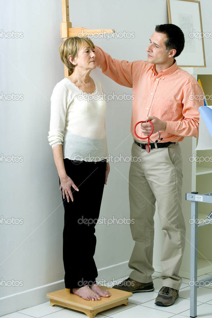 MEASURING HEIGHT, ELDERLY PERSON — Stock Photo © imagepointfr #42532443