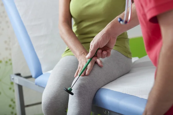 Imágenes de Reflexo patelar, fotos de Reflexo patelar sin royalties ...