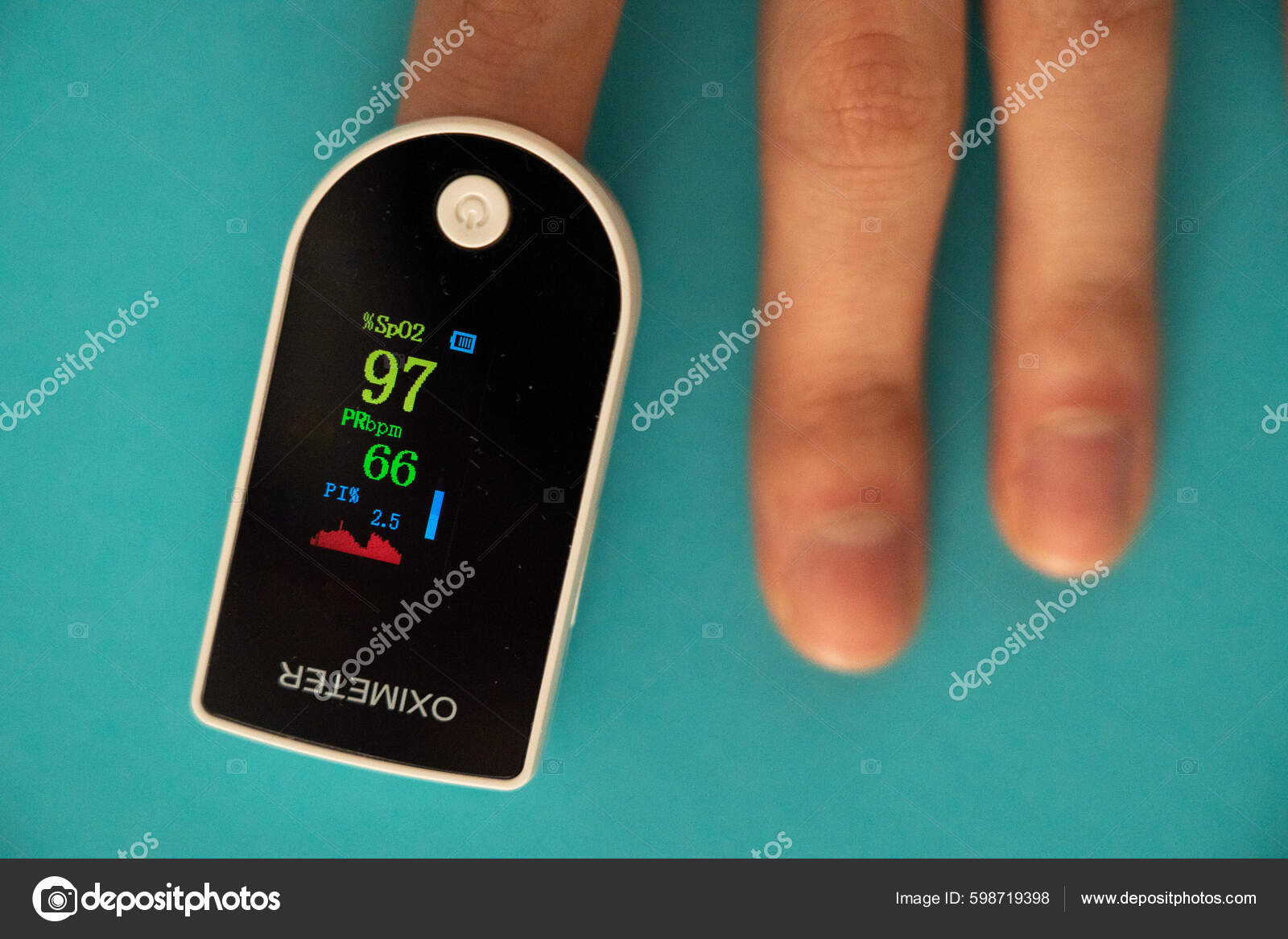 Person Measuring Oxygen Level Using Oximeter — Stock Photo ...