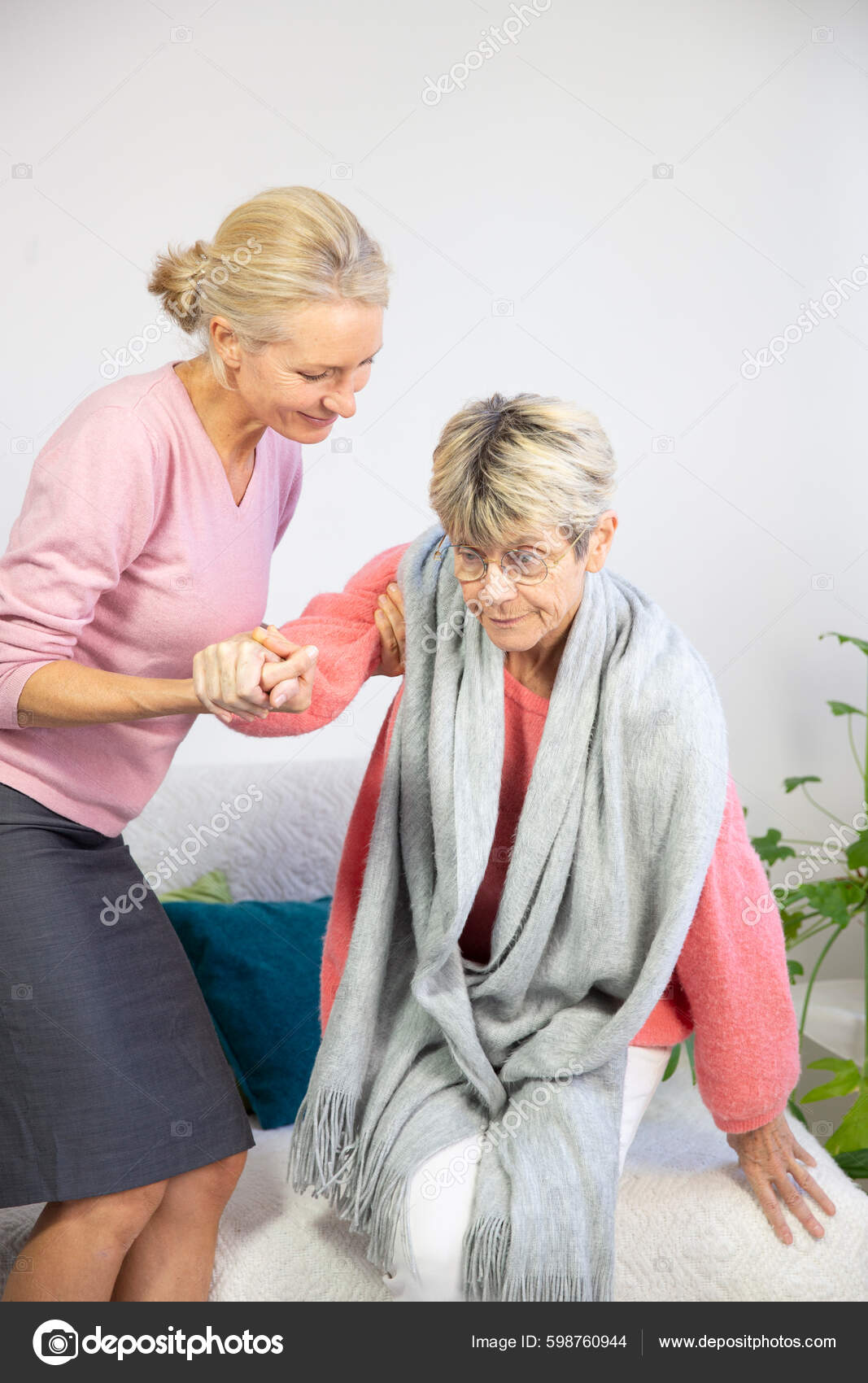 Woman Her Fifties Helping Elderly Woman Stand — Foto de stock ...