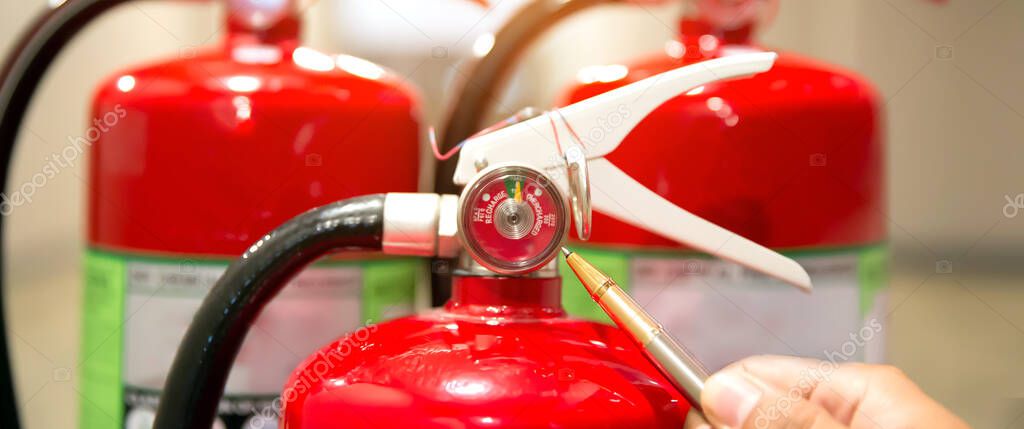 Control de ingenier a de incendios nivel de man metro del tanque de extintores en los conceptos ...