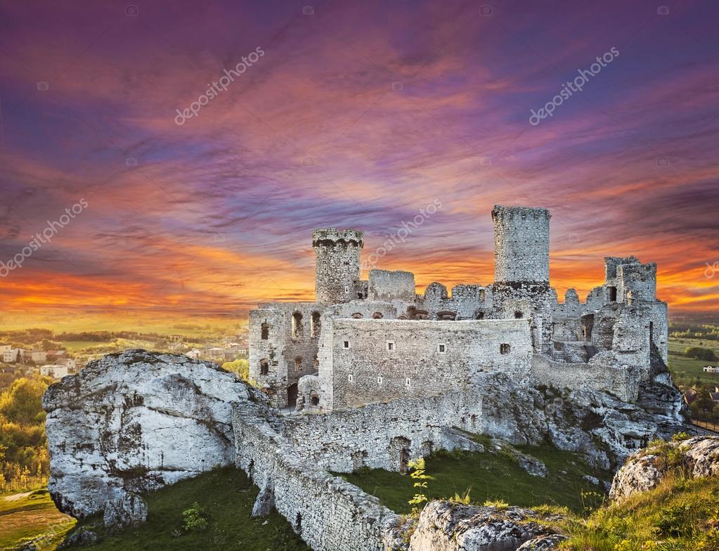 Beautiful sunset over Ogrodzieniec castle, Poland. — Stock Photo © MaciejBledowski #47381057