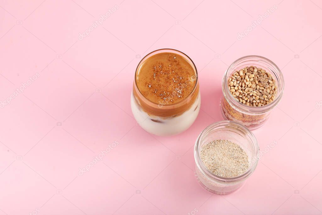 Dalgona Misugaru Latte - bebida refrescante coreana. Bebida popular de ...