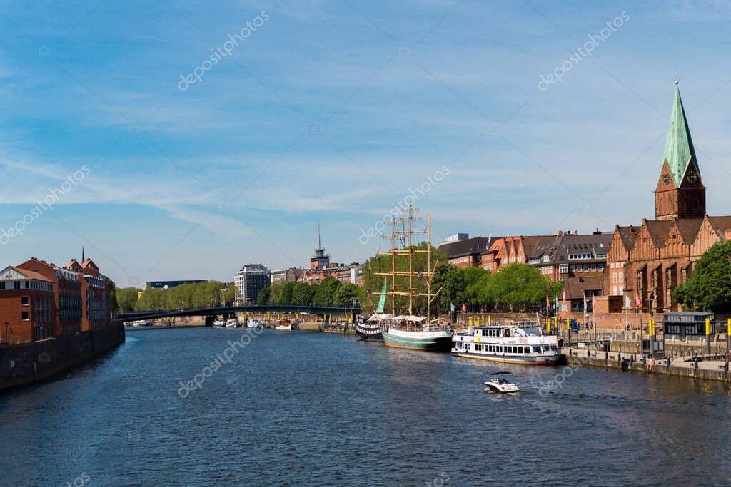 Paisaje urbano de Bremen con arquitectura antigua, veleros históricos ...