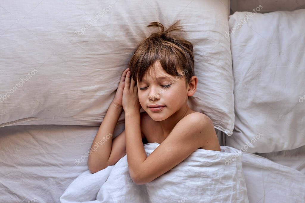 dulce sueño. arriba ver en pequeño niño bonito boylie descanso dormir ...