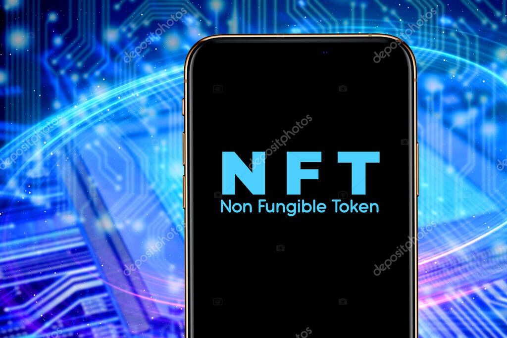 Smartphone con el acrónimo NFT logo se refiere a un token no fungible ...