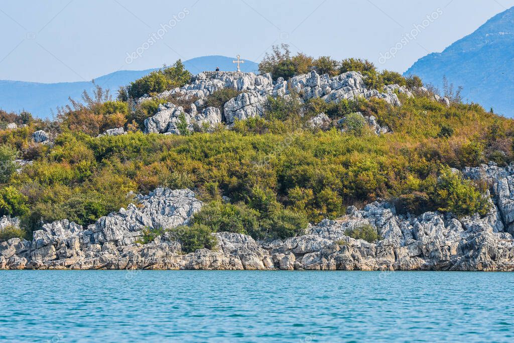 Monasterio ortodoxo Beska en Beska islan en el lago Skadar, Montenegro ...
