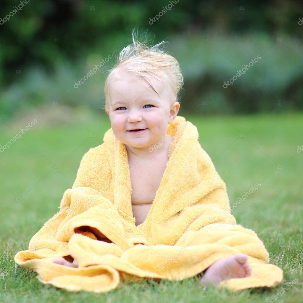 Baby having fun sitting on green grass — Stock Photo © CroMary #42670919