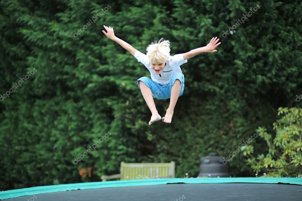 chico en trampolín de salto alto en el cielo — Foto de stock © CroMary ...