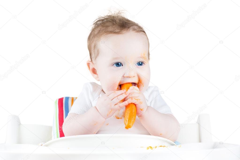 Bebé comiendo su primer alimento sólido: fotografía de stock ...