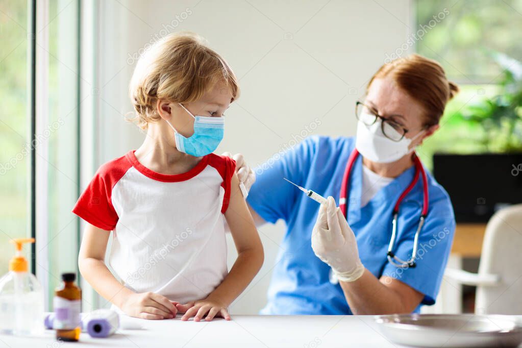 Niño recibiendo la vacuna covid-19. Vacunación contra el Coronavirus ...
